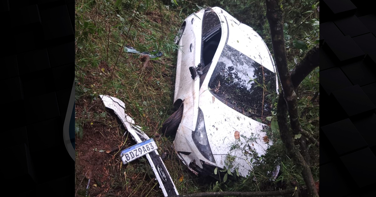 Carro é encontrado capotado e sem motorista na BR-280 | » JMais Carro é encontrado capotado e sem motorista na BR-280 | » JMais