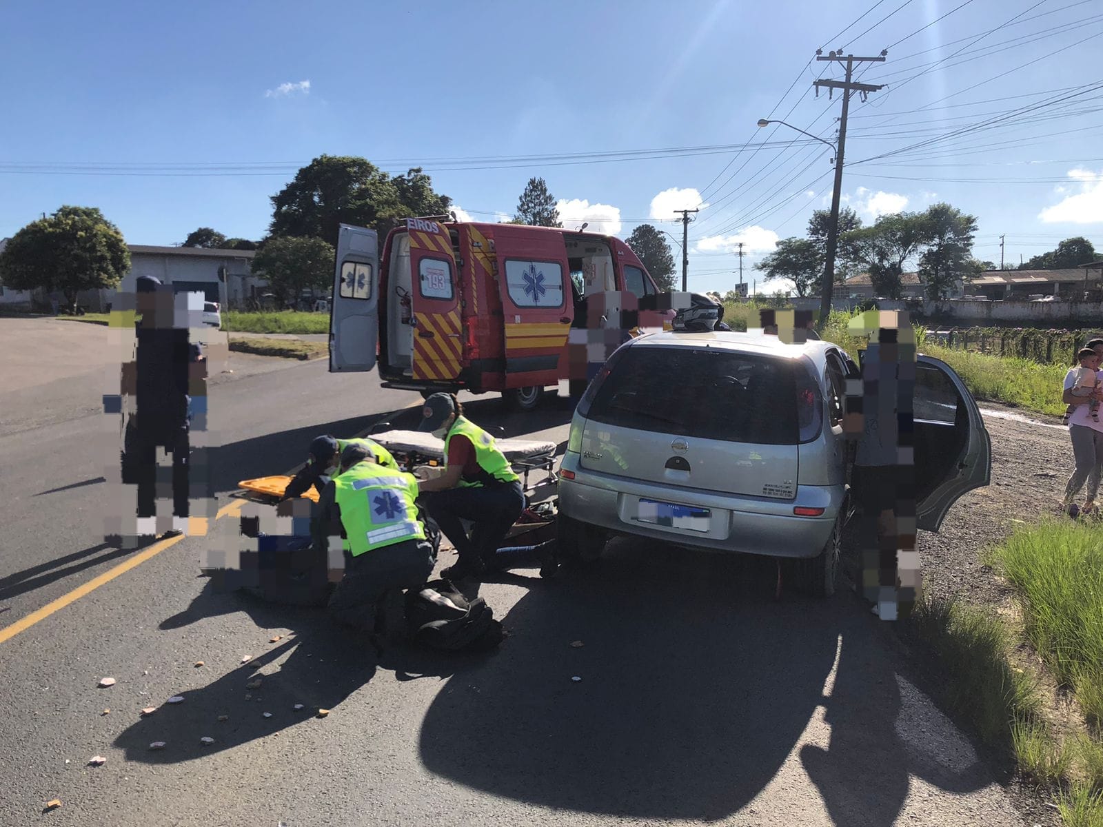 Motociclista fica ferido ao se envolver em acidente com dois carros na ... Motociclista fica ferido ao se envolver em acidente com dois carros na ...